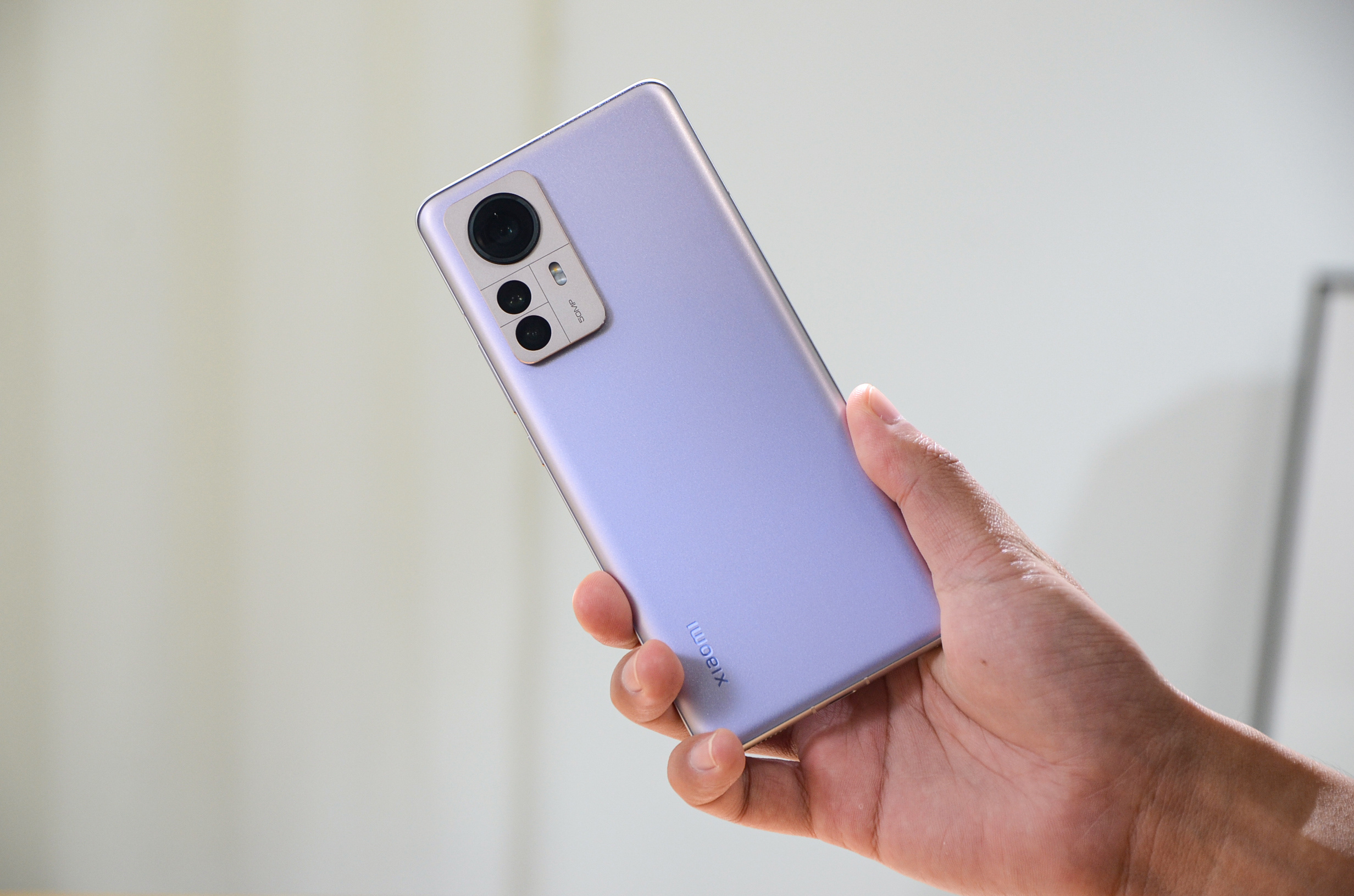 Trên tay Xiaomi 12 Pro: Thiết kế mới mẻ, tặng kèm đủ phụ kiện, bản mặt ...