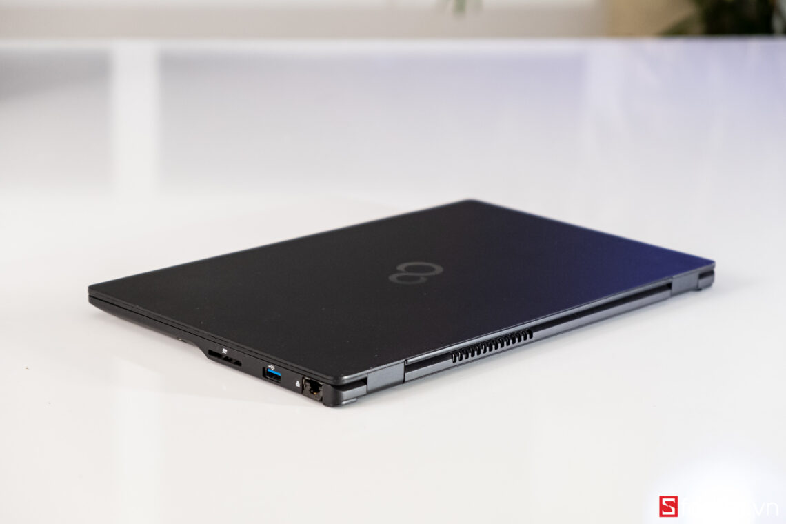 Đánh giá Fujitsu UH-X: Laptop 13 inch nặng chỉ 749g, đầy đủ cổng kết ...