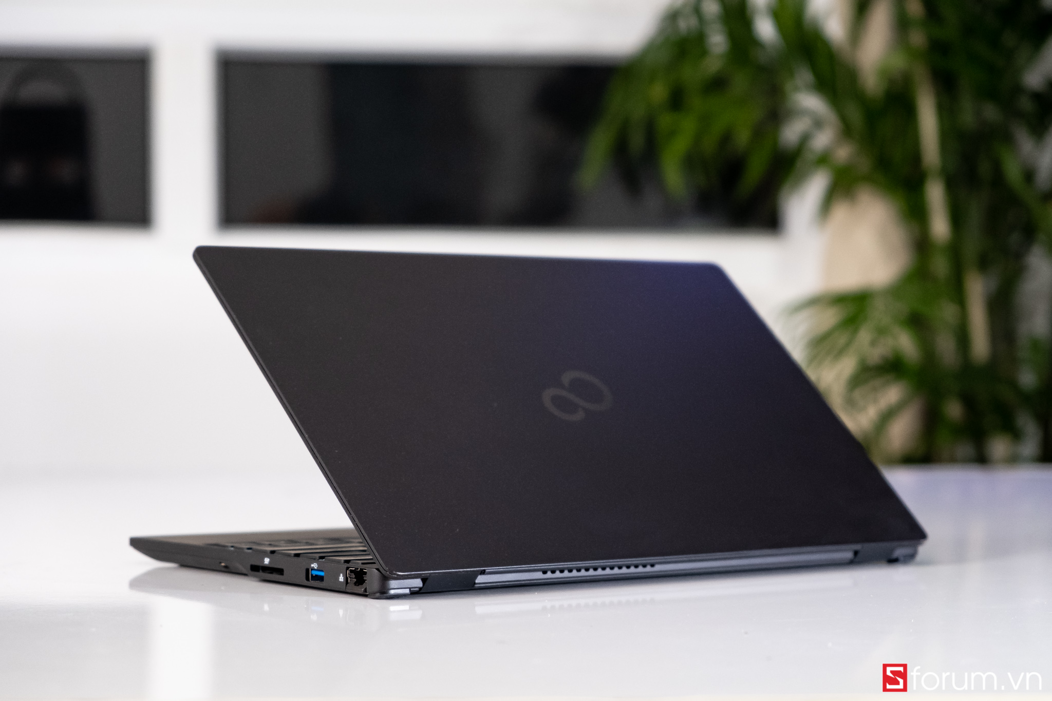 Đánh giá Fujitsu UH-X: Laptop 13 inch nặng chỉ 749g, đầy đủ cổng kết ...