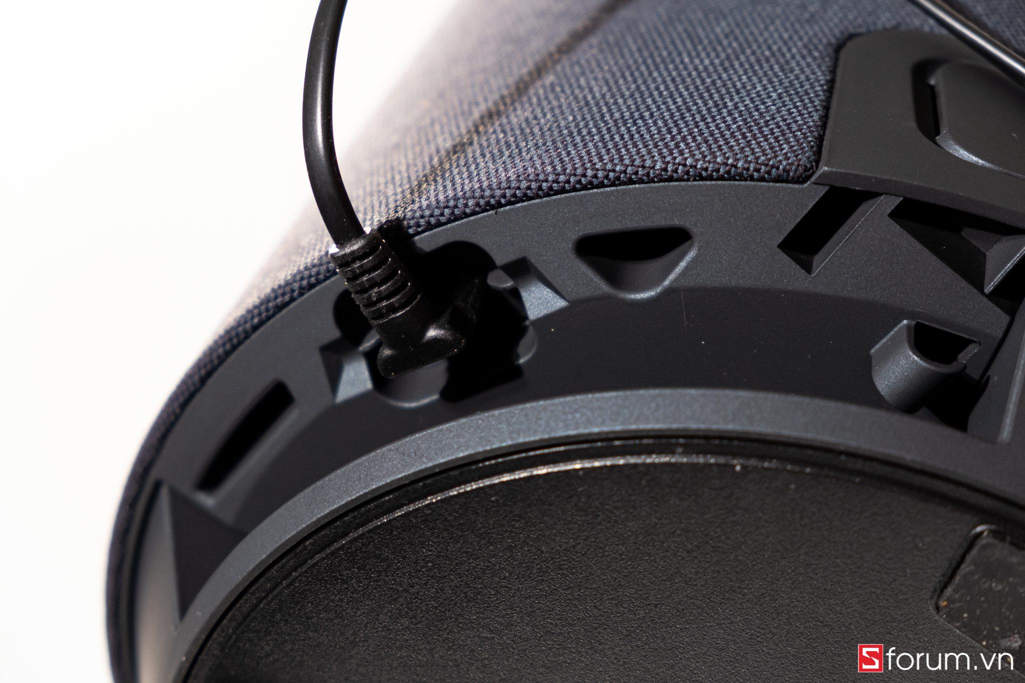 Đánh giá LG XBOOM 360 RP4: Loa 360 độ phù hợp dã ngoại, pin khá, chất ...