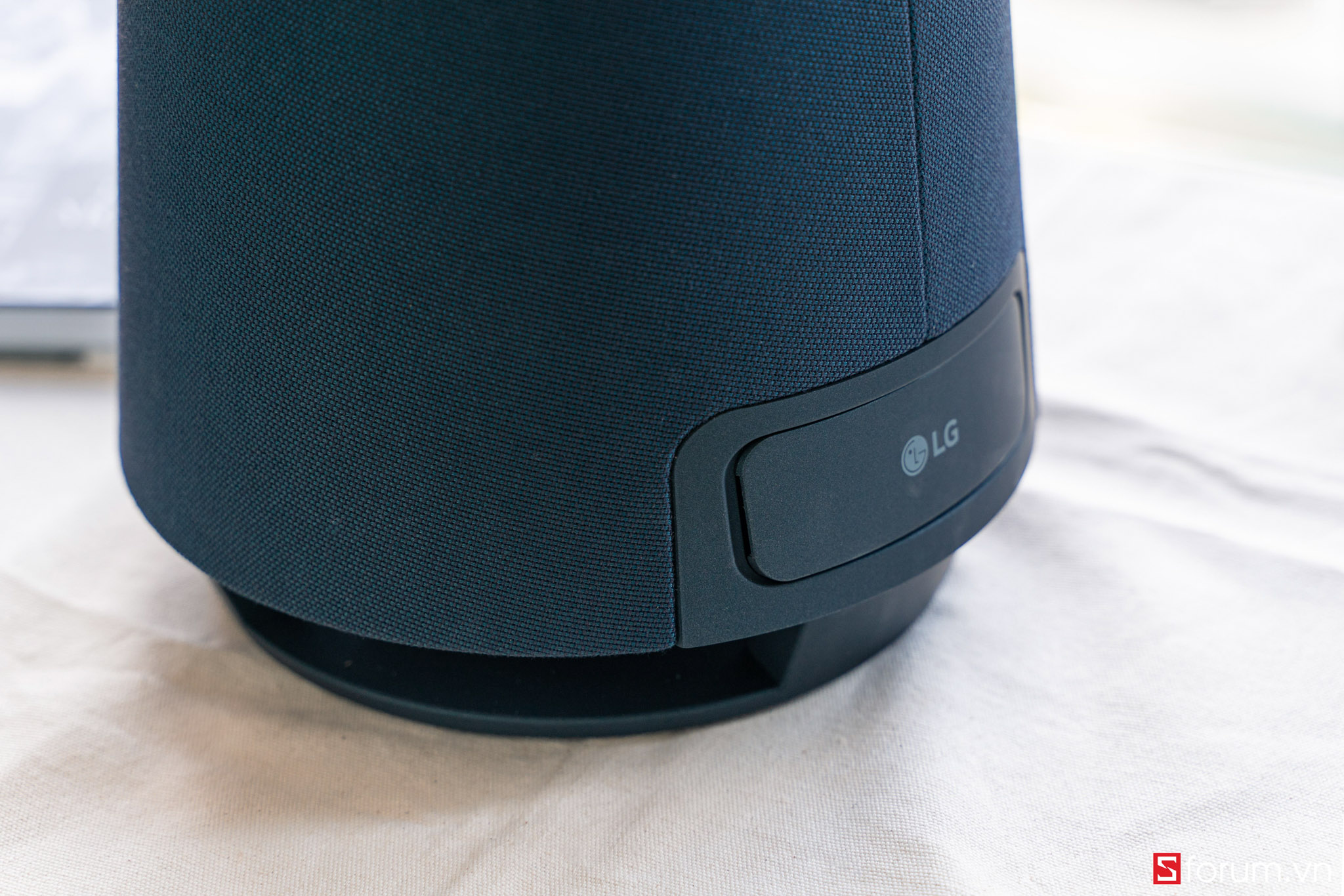 Trên tay loa di động LG XBOOM 360 RP4: 360 độ "real", màng loa mid ...