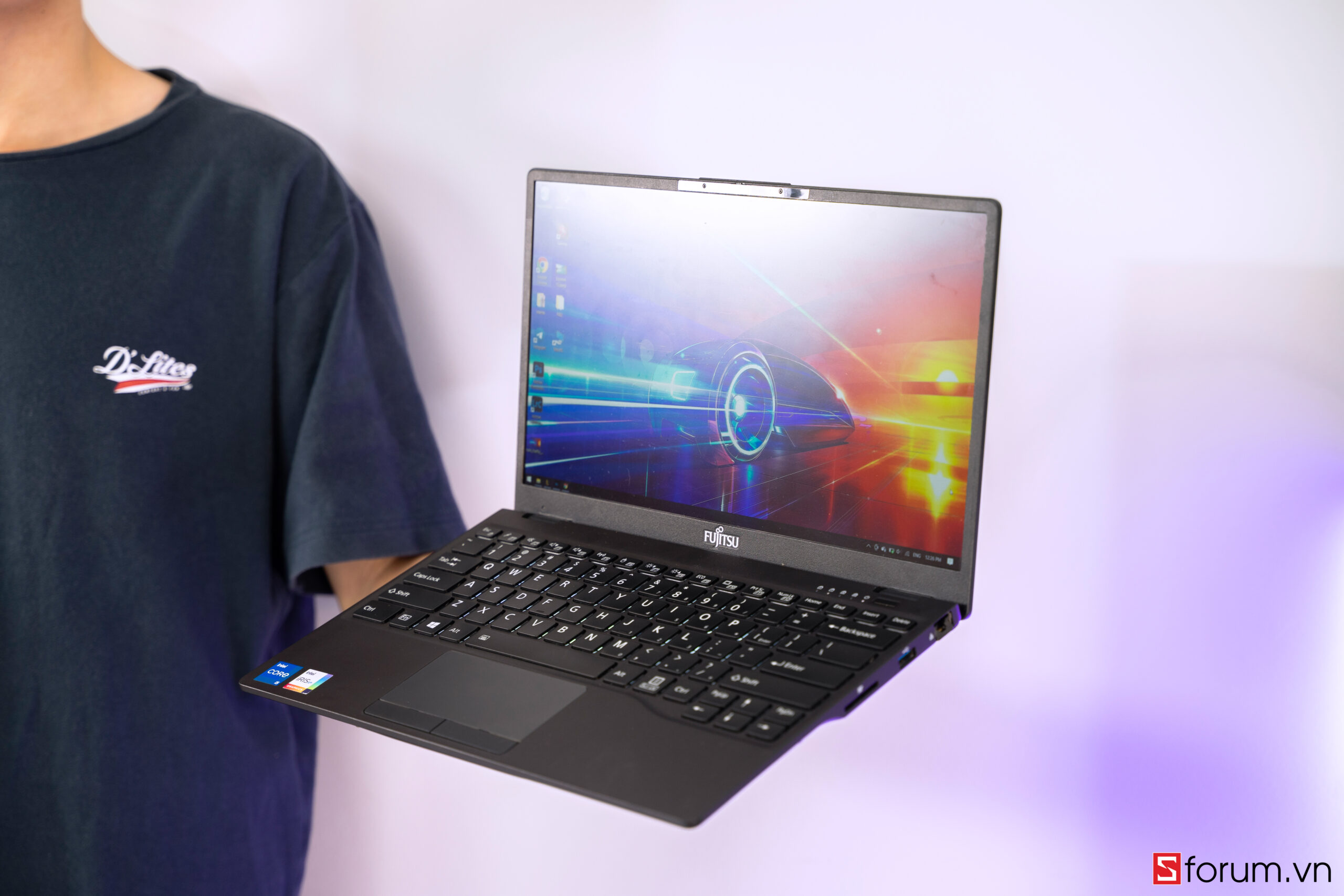 Trên tay Fujitsu UH-X: Laptop nhẹ nhất thế giới, màn hình IGZO 13.3 ...