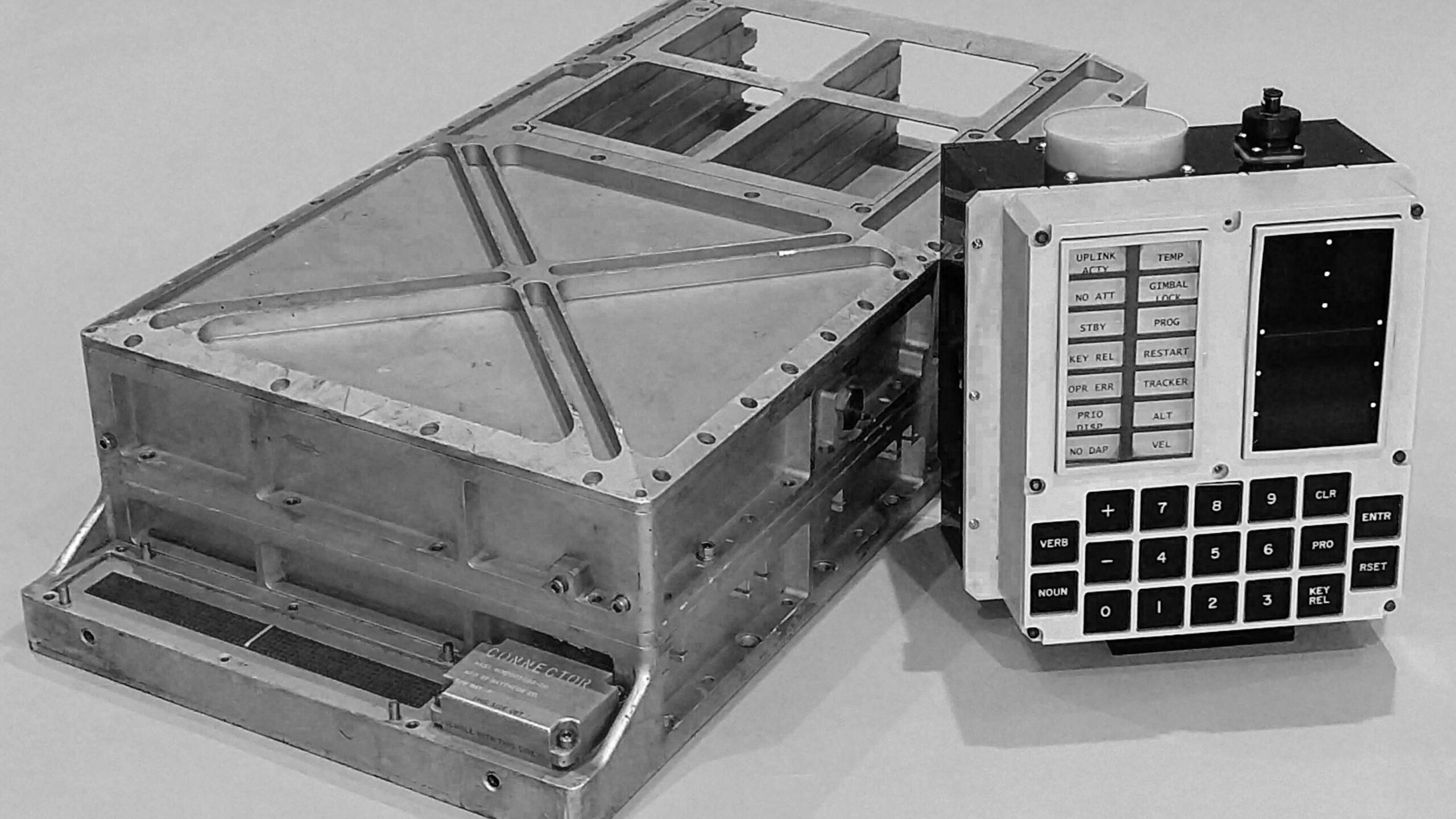 Dù đã đưa con người lên mặt trăng, máy tính NASA sử dụng trên tàu ...