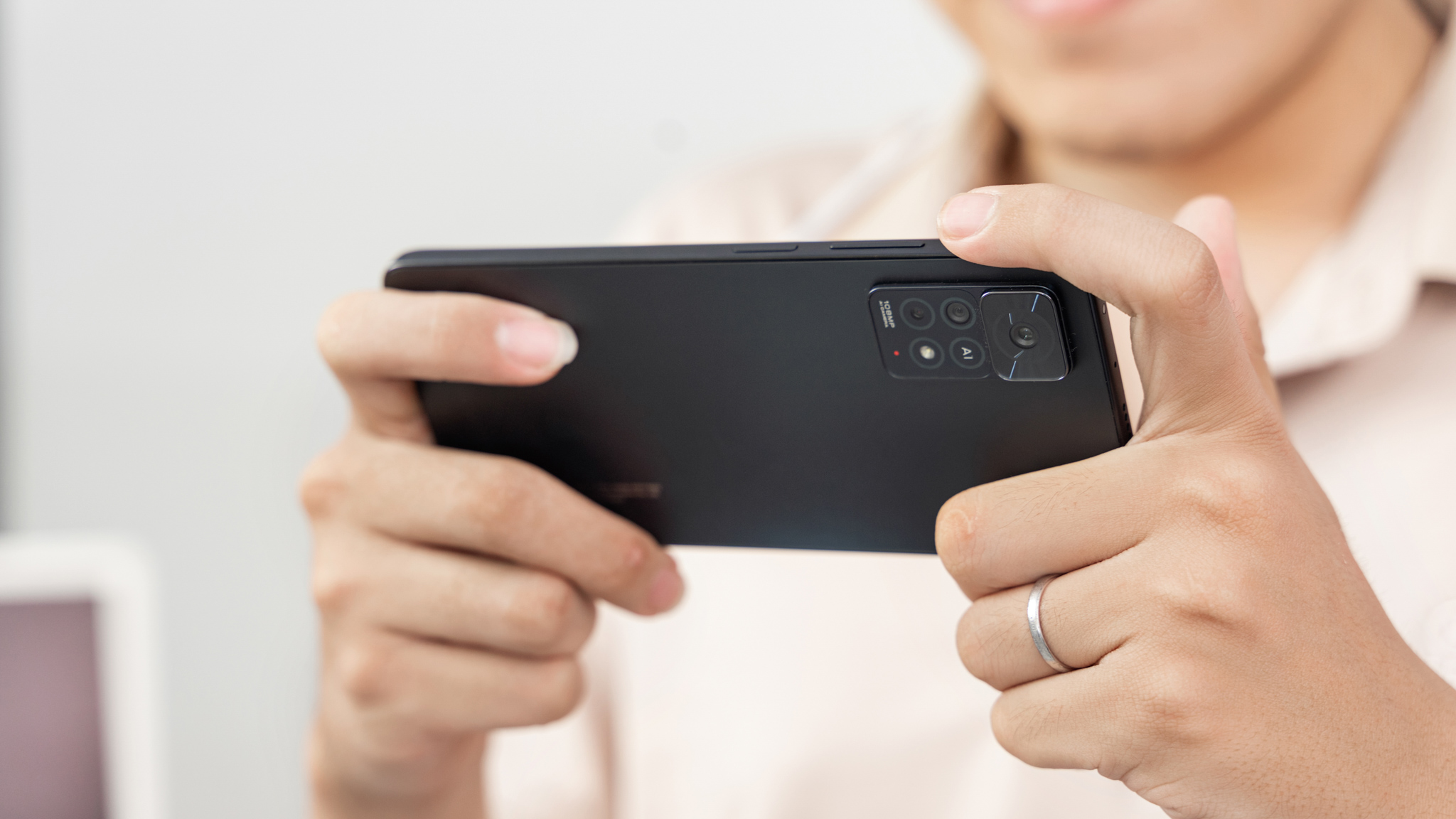 Trên tay Xiaomi Redmi Note 11 Pro 5G: Thiết kế đẹp, màn hình Super ...