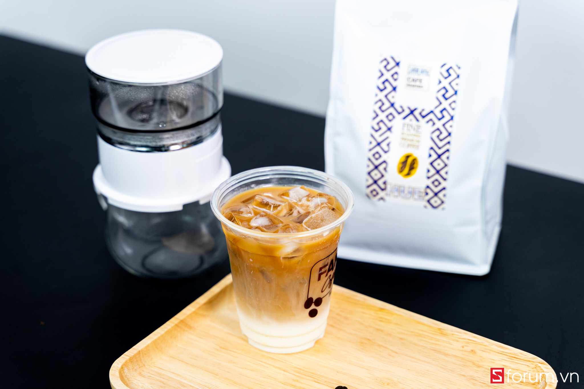 Trên tay chiếc máy pha cafe mini cực nhỏ gọn với phong cách "plug ...