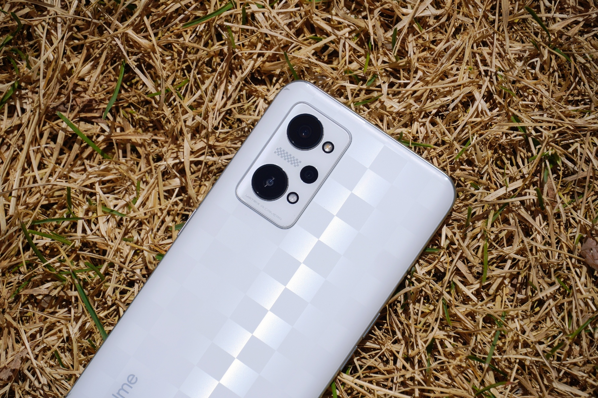 Trên tay realme Q5 Pro: Ngoại hình đẹp mắt, chip Snapdragon 870 mạnh mẽ, sạc siêu nhanh 80W, giá ...