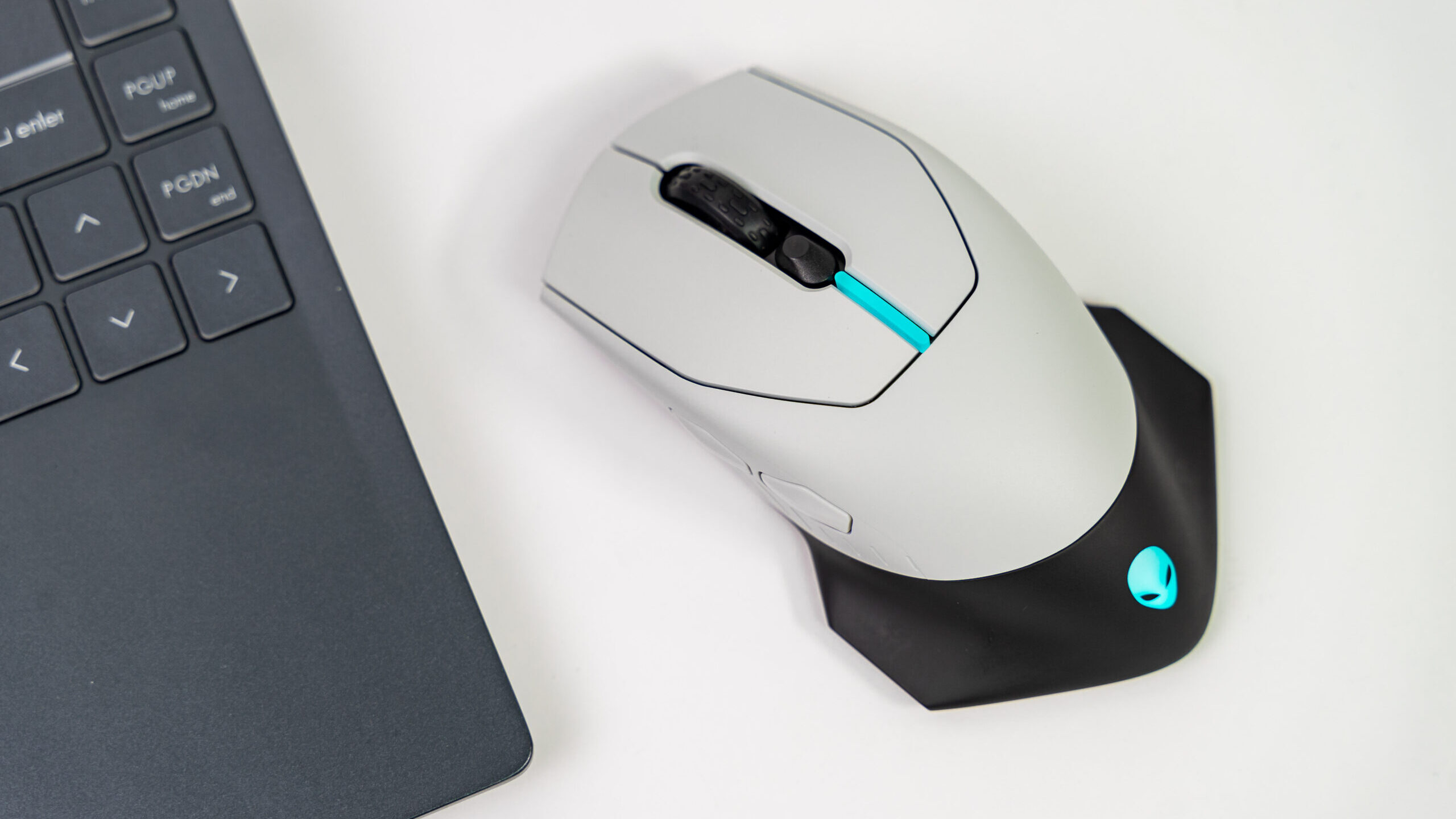 Trên tay chuột gaming Alienware AW610M: Con chuột đến từ tượng đài ...