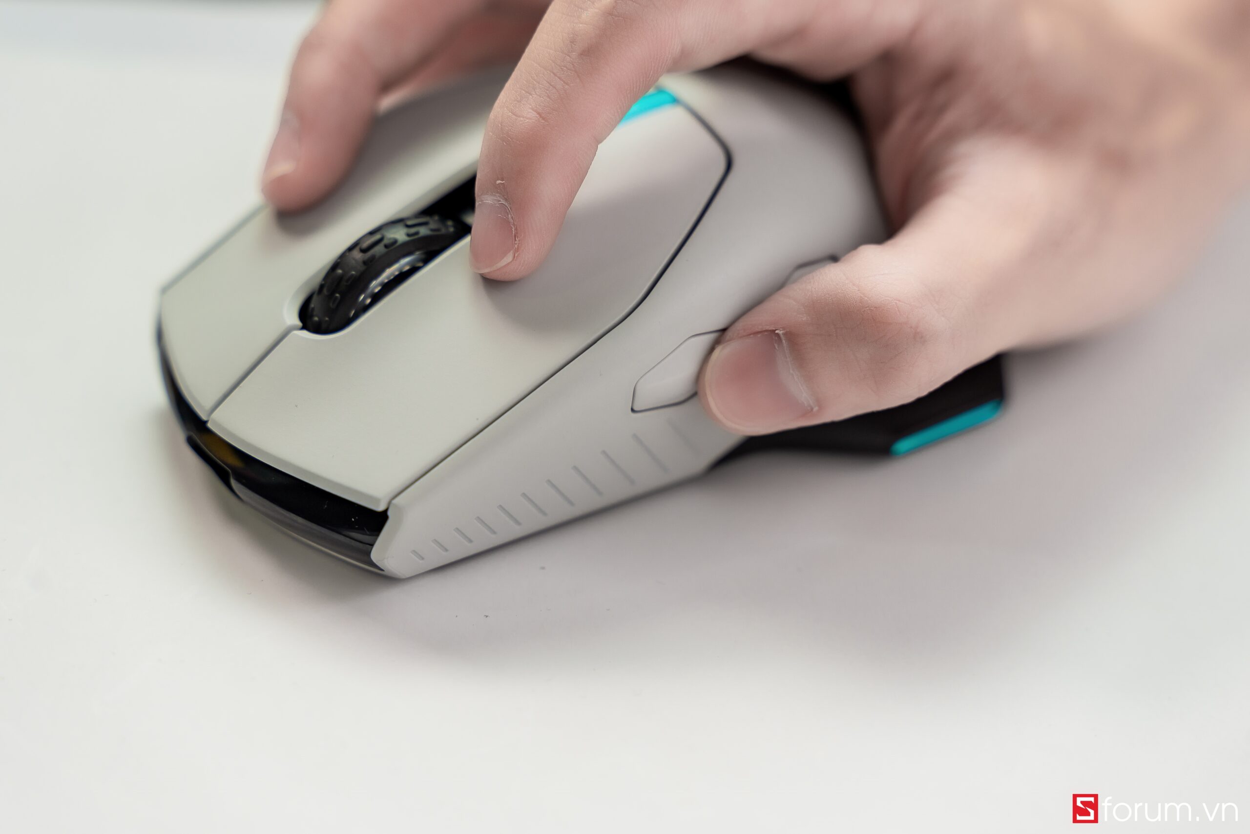 Trên tay chuột gaming Alienware AW610M: Con chuột đến từ tượng đài ...