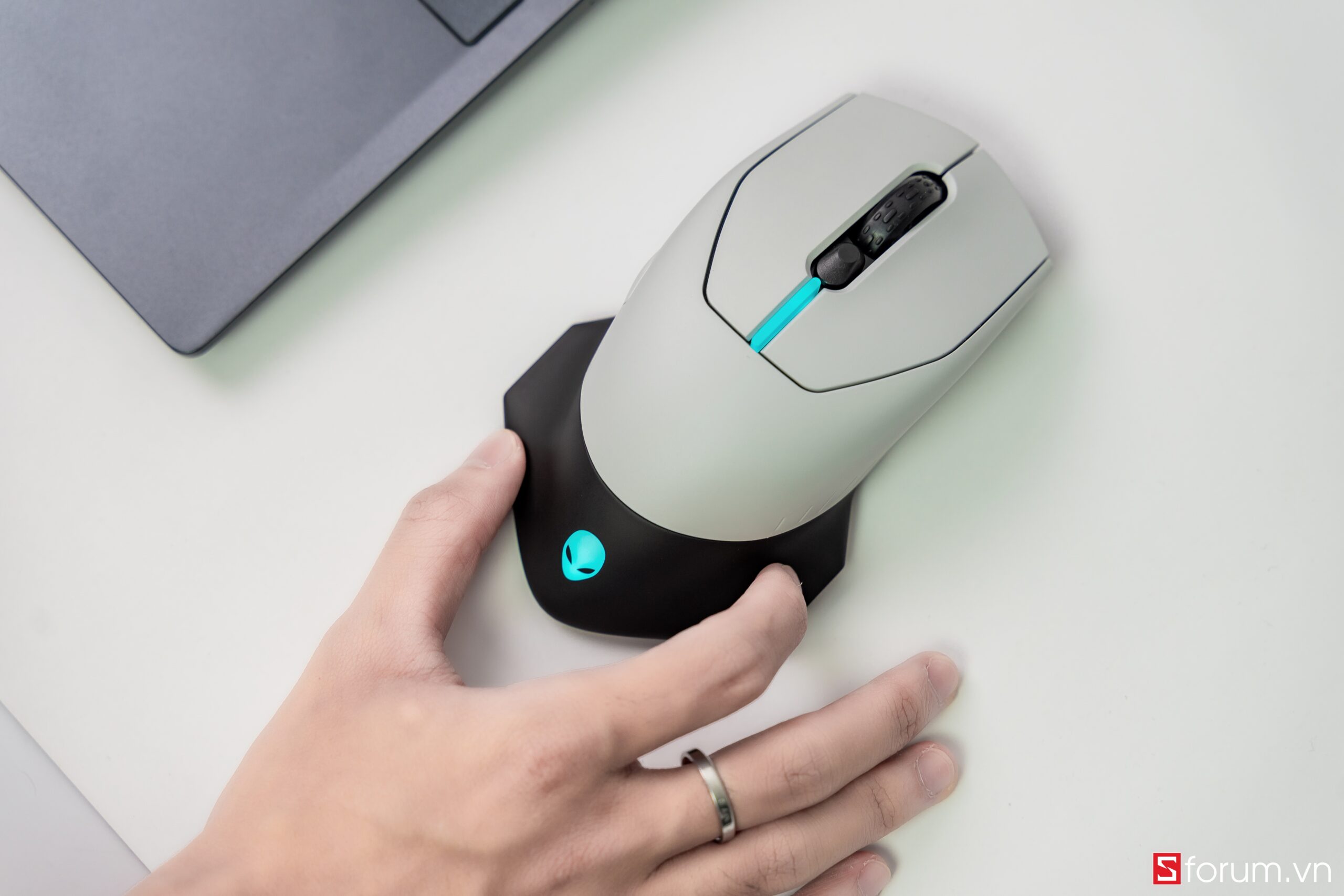 Trên tay chuột gaming Alienware AW610M: Con chuột đến từ tượng đài ...