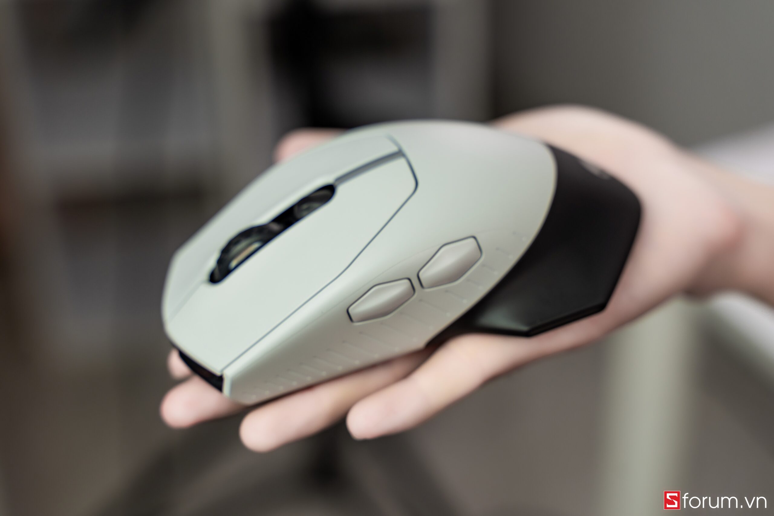 Trên tay chuột gaming Alienware AW610M: Con chuột đến từ tượng đài ...