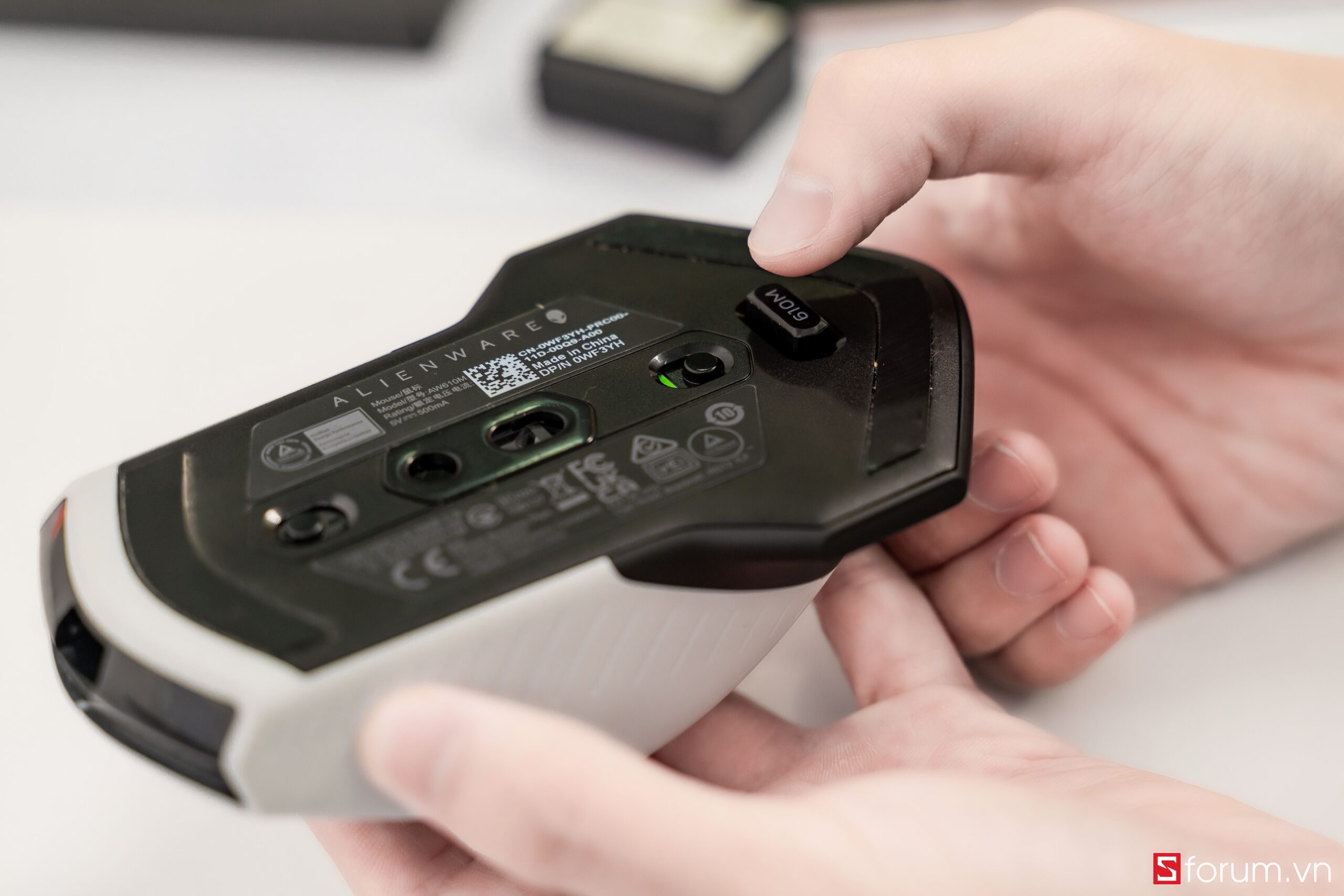 Trên tay chuột gaming Alienware AW610M: Con chuột đến từ tượng đài ...