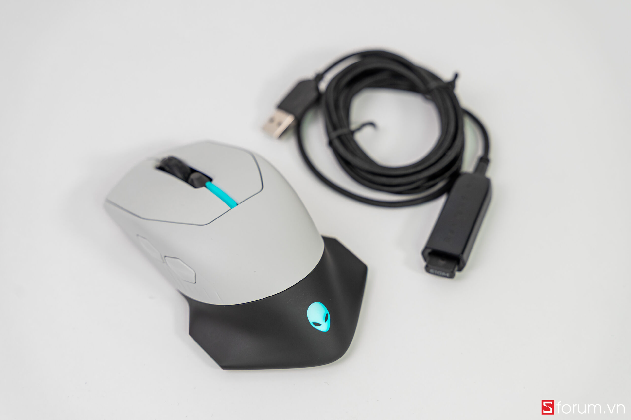 Trên tay chuột gaming Alienware AW610M: Con chuột đến từ tượng đài ...