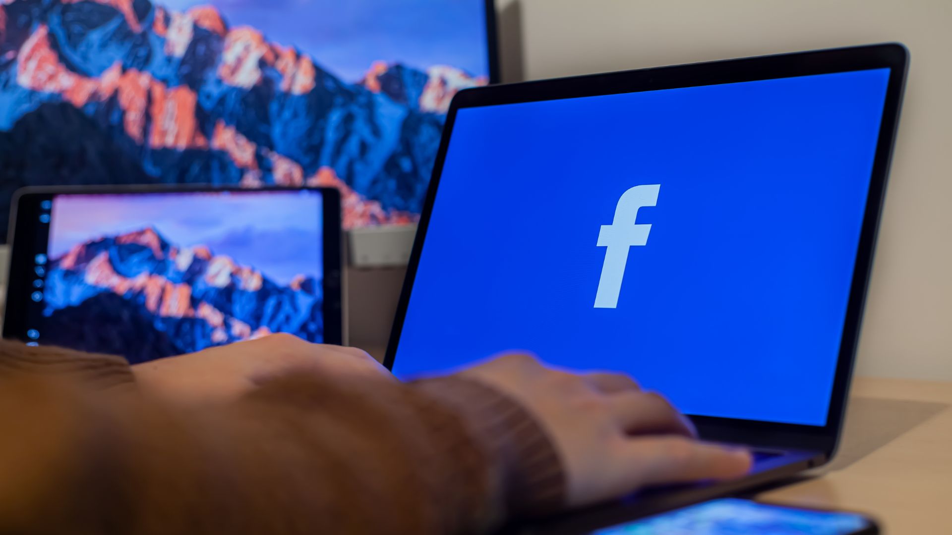 Facebook Việt Nam hotline số mấy? Cách liên hệ khi có sự cố