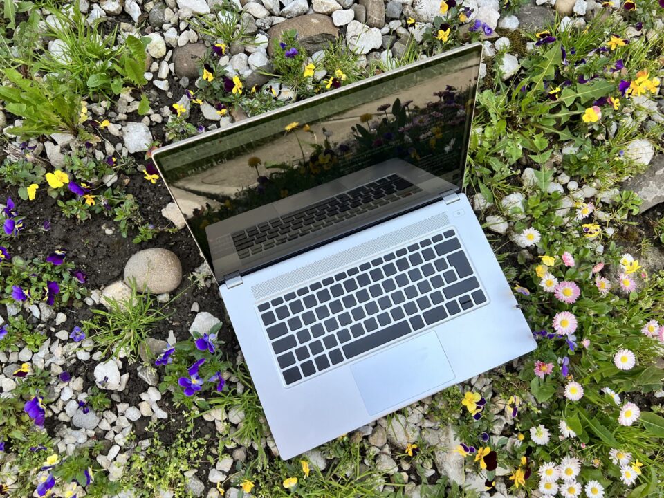 Đánh giá nhanh Intel NUC M15: Khi hãng làm chip đi bán laptop và cái ...