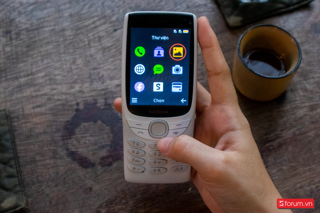 Trên tay Nokia 8210 4G: Thiết kế huyền thoại, bổ sung thêm camera, trang kết bị kết nối 4G