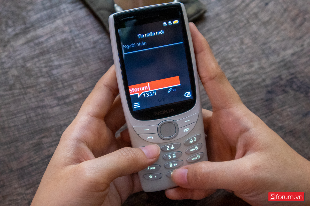 Trên tay Nokia 8210 4G: Thiết kế huyền thoại, bổ sung thêm camera, trang kết bị kết nối 4G