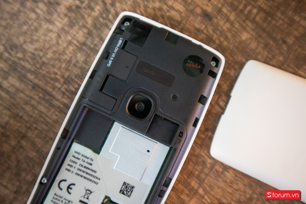 Trên tay Nokia 8210 4G: Thiết kế huyền thoại, bổ sung thêm camera, trang kết bị kết nối 4G