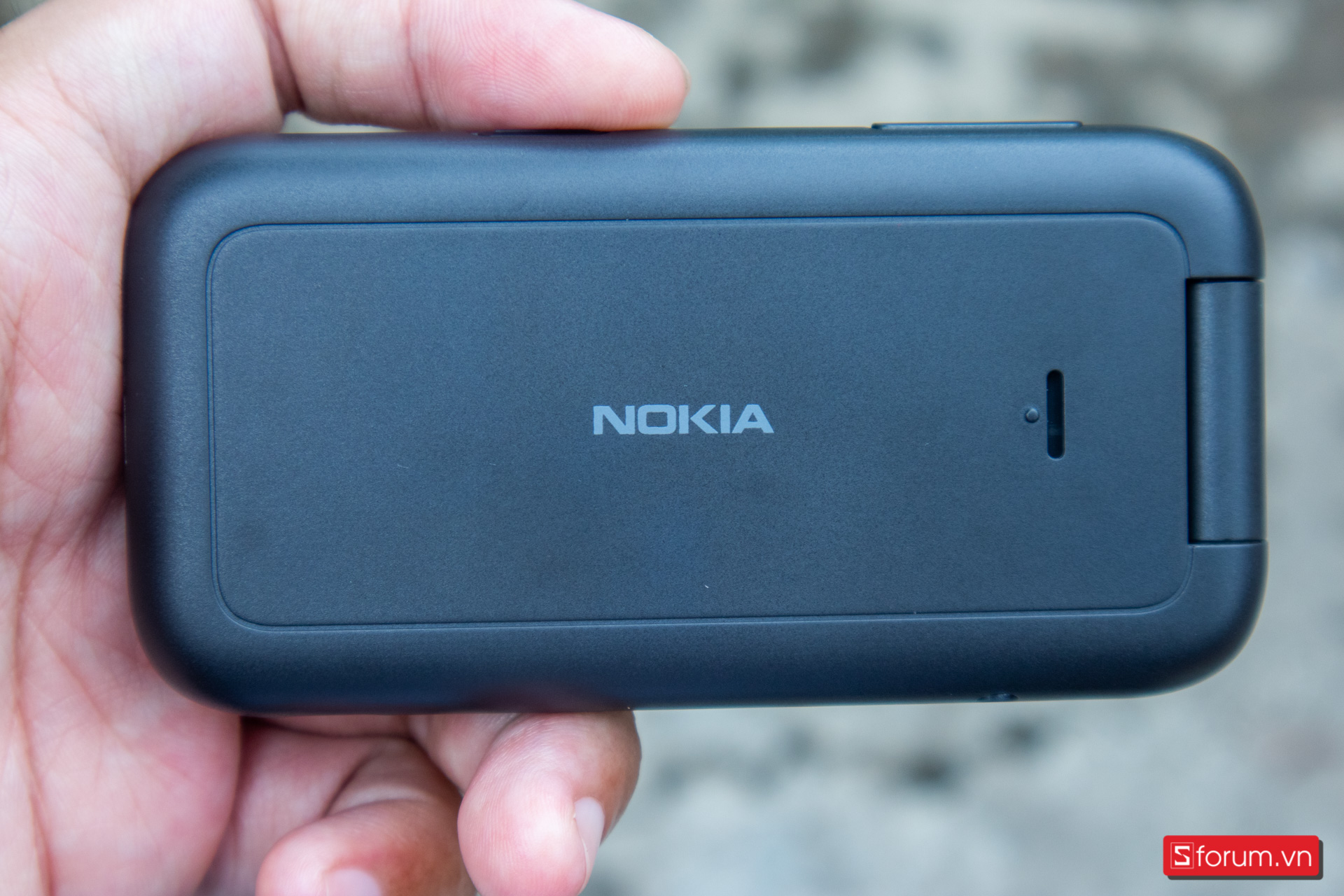 Trên tay Nokia 2660 Flip: Cũng là điện thoại gập, cũng 2 màn hình, siêu ...