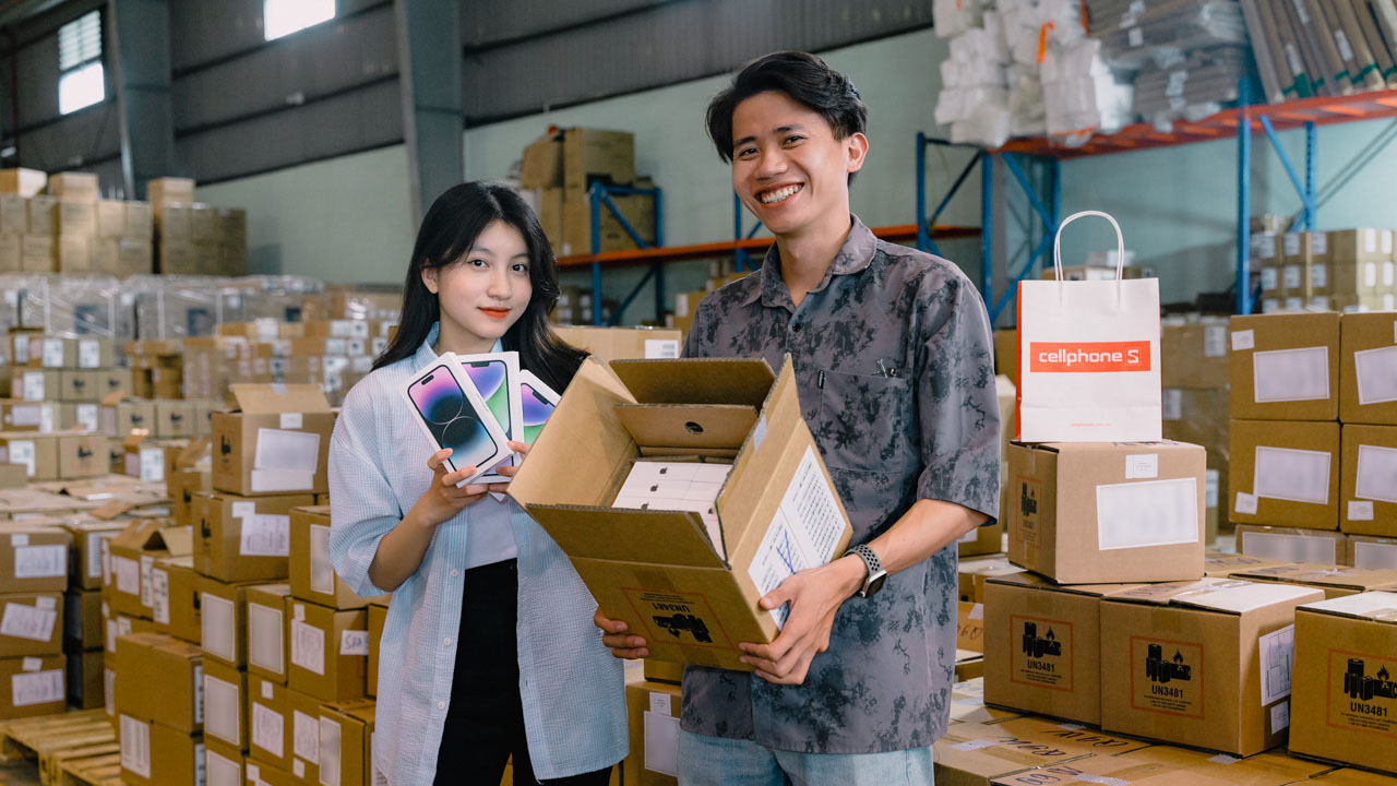 “Đột kích” kho iPhone 14 series trước ngày mở bán: Hàng ngàn chiếc máy ...