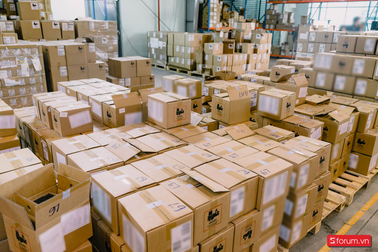 “Đột kích” kho iPhone 14 series trước ngày mở bán: Hàng ngàn chiếc máy ...