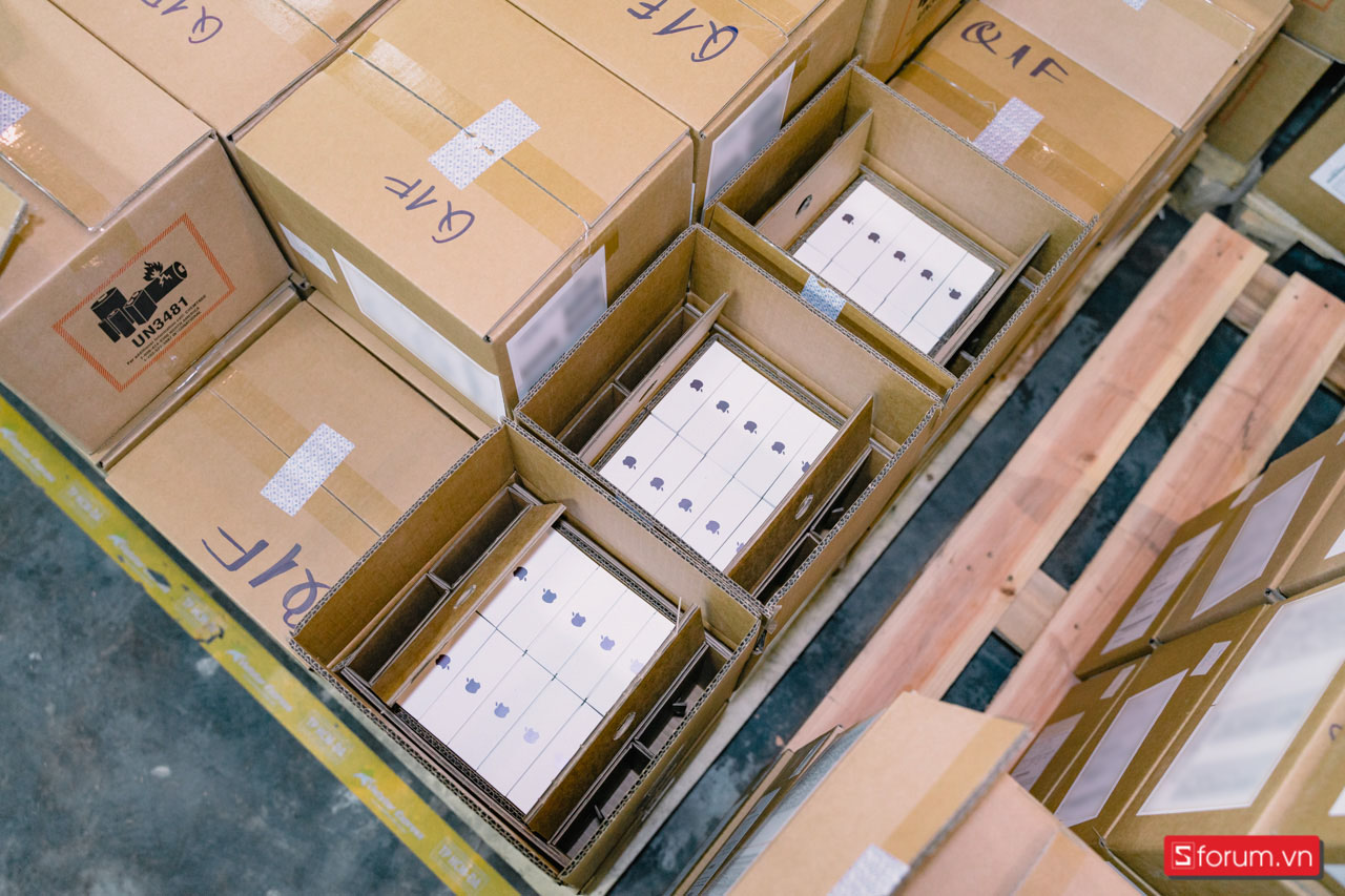 “Đột kích” kho iPhone 14 series trước ngày mở bán: Hàng ngàn chiếc máy ...