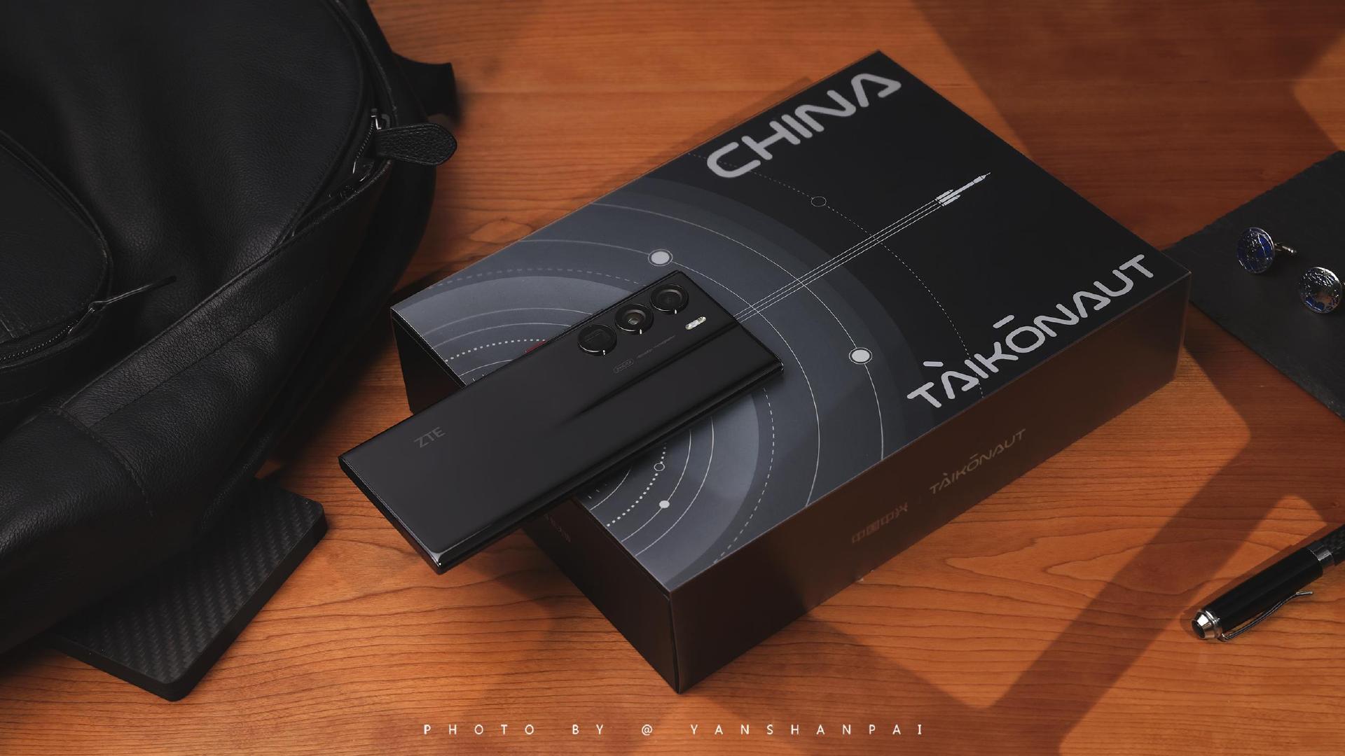 Ảnh thực tế Axon 40 Ultra Space Edition: Thiết kế cao cấp, camera dưới ...