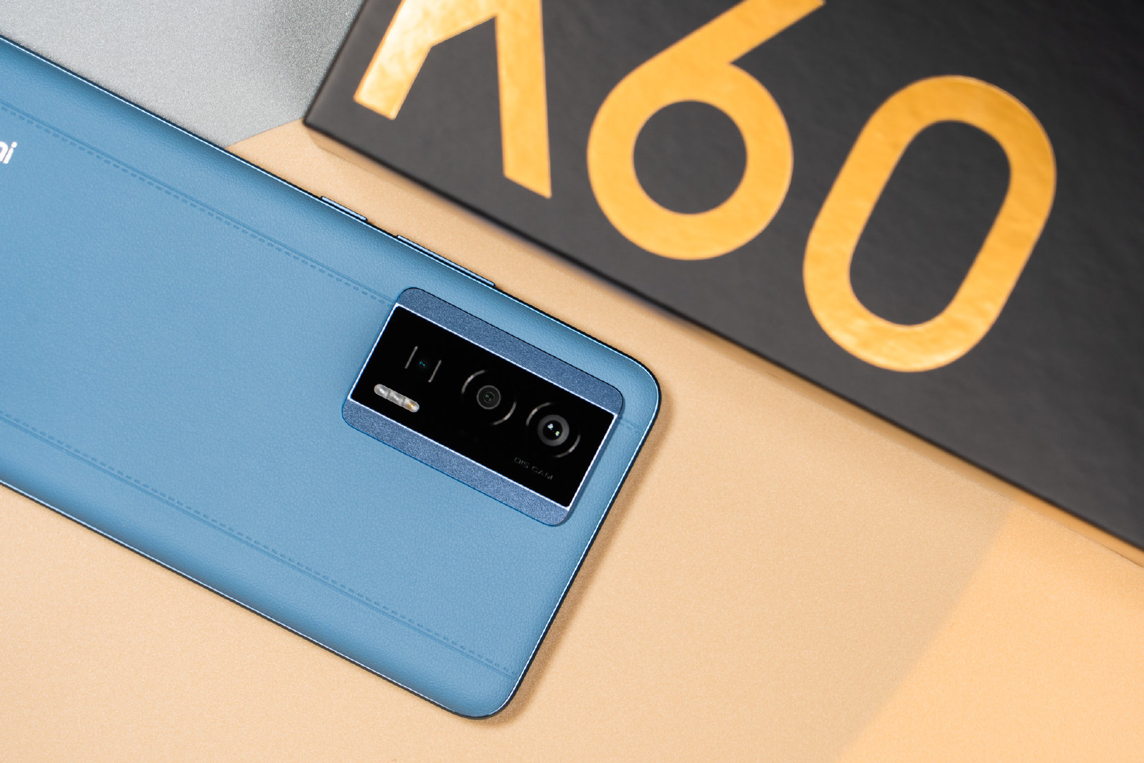 Ảnh thực tế Redmi K60 và K60 Pro: Thiết kế mới, hiệu năng vô địch tầm giá 11 triệu đồng