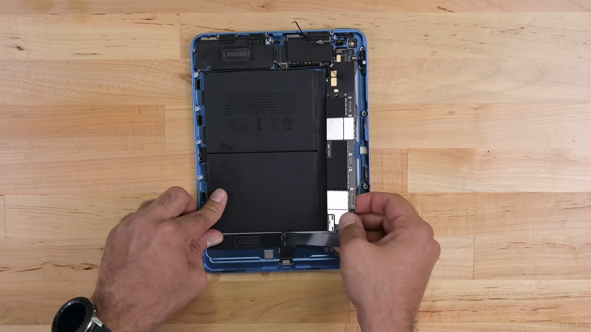 Mổ bụng iPad 10: Đây là lý do vì sao chiếc iPad này chỉ hỗ trợ Apple Pencil 1