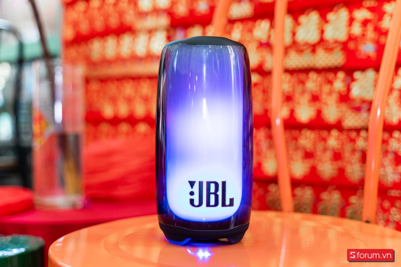 Trên tay "hộp đèn phát nhạc" JBL Pulse 5: Sự kết hợp hoàn hảo tạo nên ...