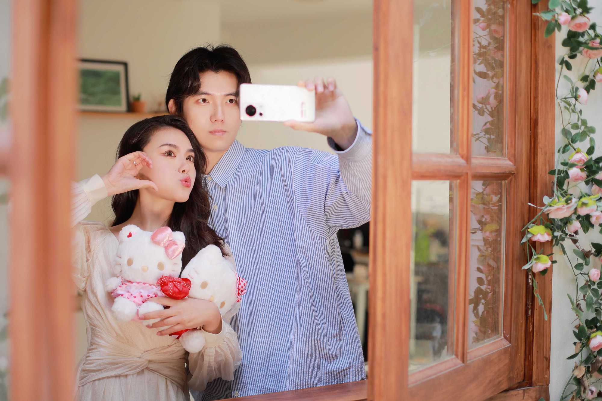 Trên tay Xiaomi Civi 2 Hello Kitty: Thiết kế đẹp mắt, mặt lưng đổi màu, bán giới hạn giá chưa ...