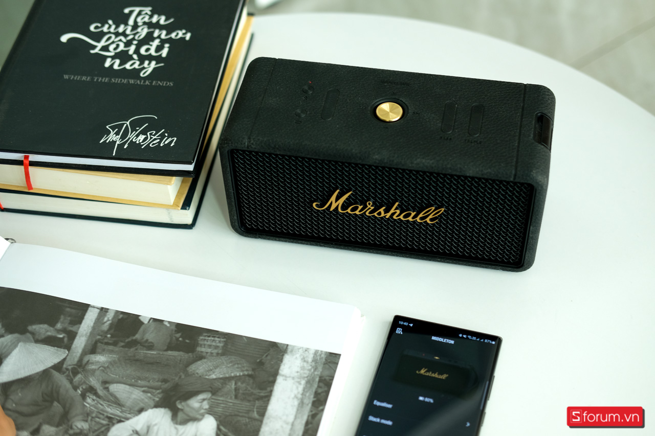 Trên tay Marshall Middleton: Nhỏ gọn và sang trọng, cầm rất đầm tay, âm ...