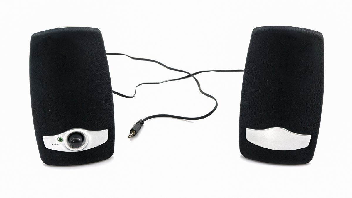 Cách cắm loa vào máy tính để bàn, laptop đơn giản tại nhà