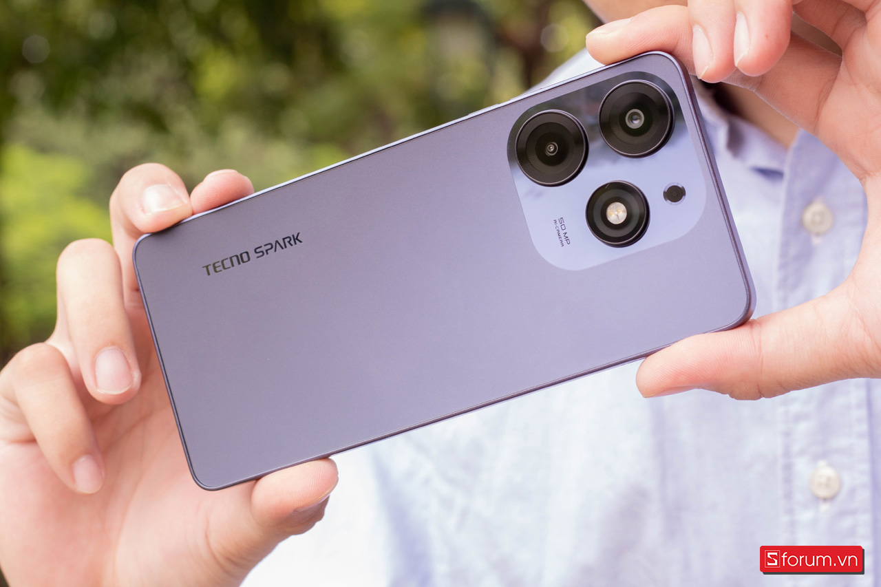 Đây là ảnh chụp từ Tecno Spark 10 Pro, chiếc smartphone có mặt lưng ...