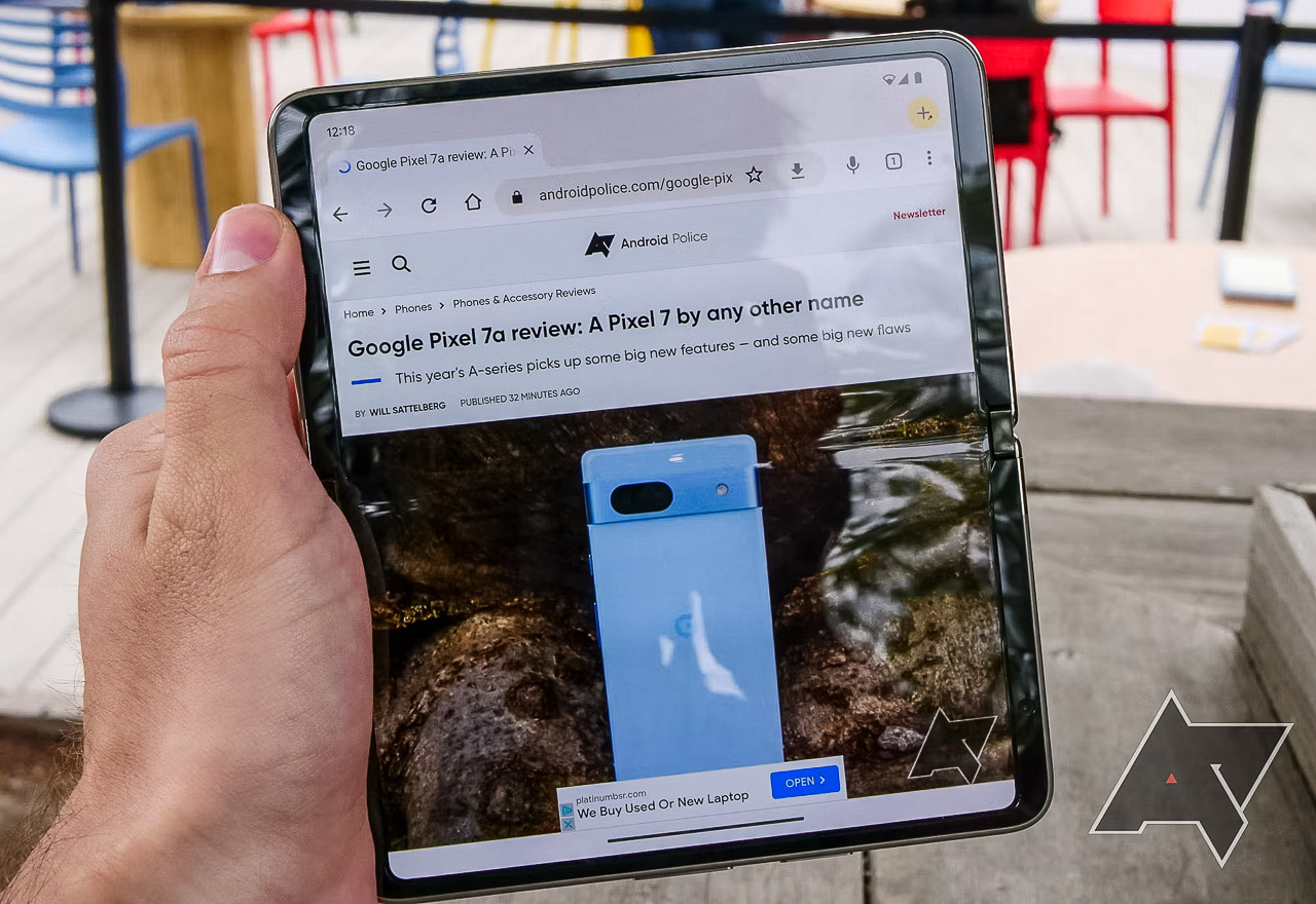 Cận cảnh Pixel Fold: Chiếc điện thoại gập đầu tiên của Google, giá 42 ...