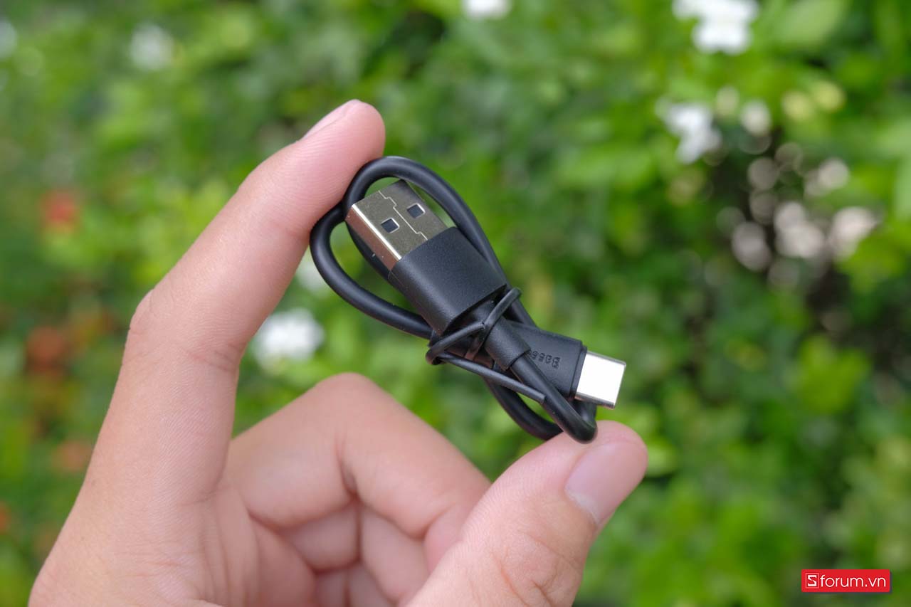 Trên tai Baseus Bowie M2+: Chỉ hơn 600 cành mà thiết kế sang, có chống ...
