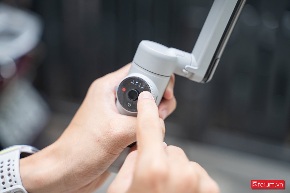 Trên tay insta360 Flow: Chiếc gimbal siêu gọn, chỉ bằng 1 gang tay ...