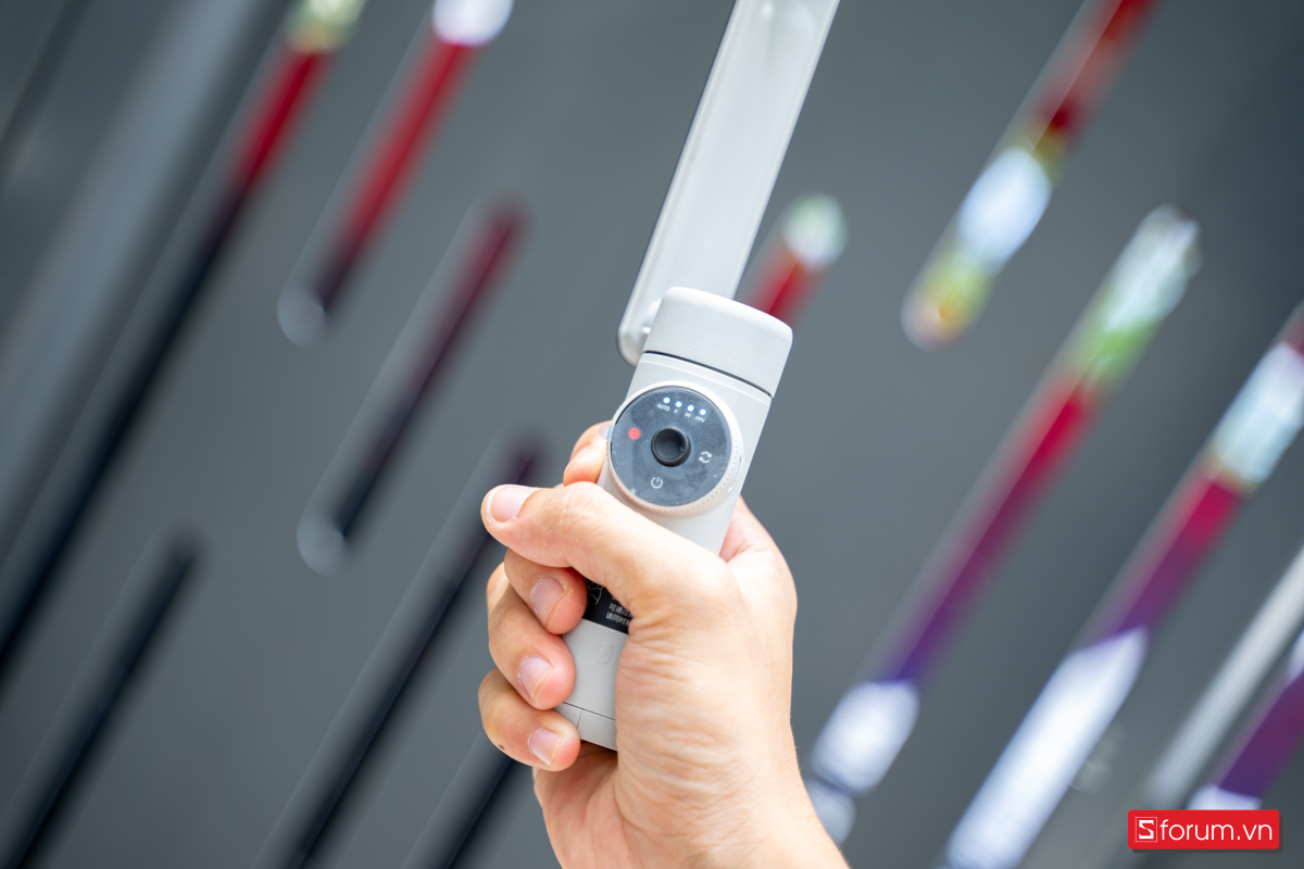 Trên tay insta360 Flow: Chiếc gimbal siêu gọn, chỉ bằng 1 gang tay ...