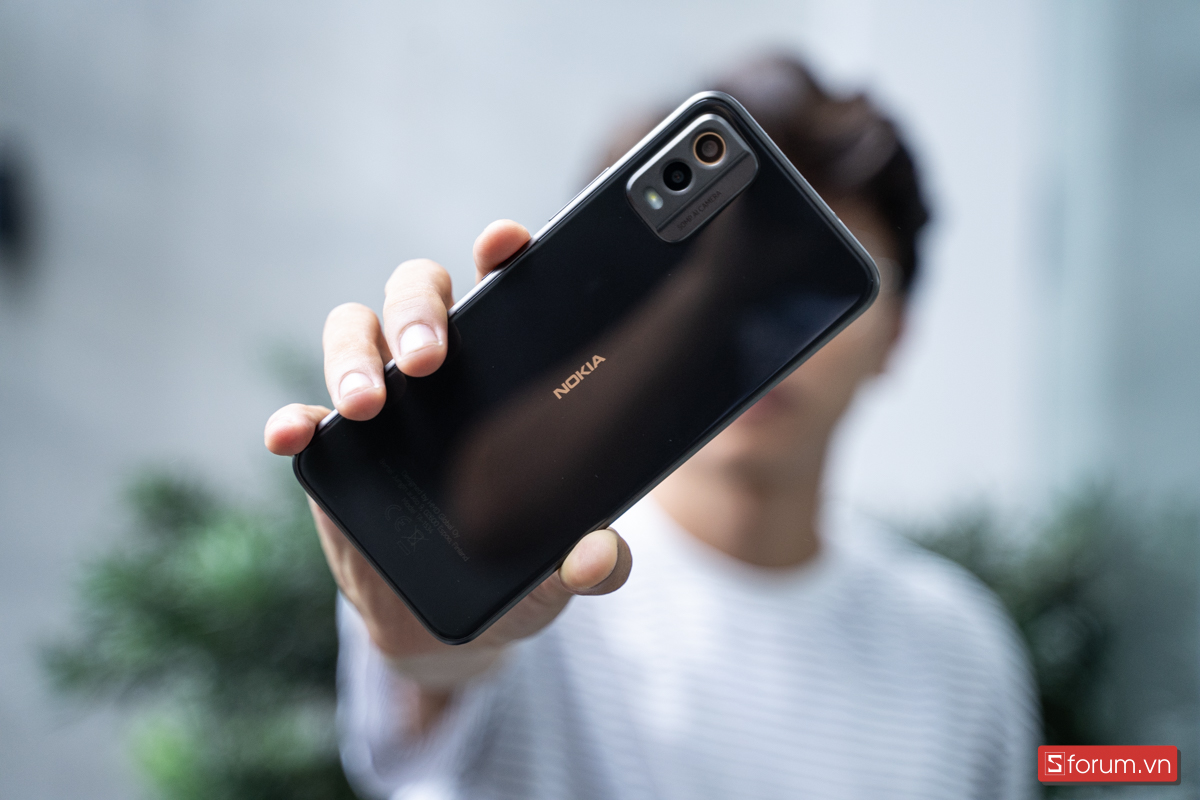 Trên tay Nokia C32: Thiết kế sang trọng “over hợp” với các phụ huynh ...
