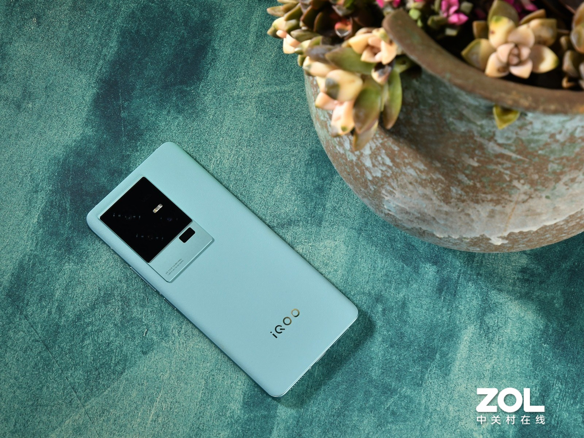 Cận cảnh siêu phẩm vivo iQOO 11S mới ra mắt: Màn hình 144Hz, sạc "thần tốc" 200W, giá 12.45 triệu