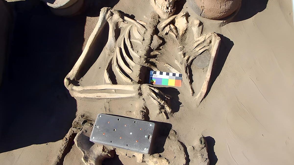 Kỳ bí phát hiện "vật lạ" giống iPhone trong ngôi mộ cổ hơn 2100 năm