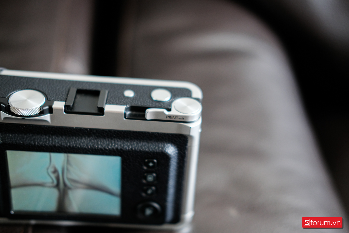 Trên tay Fujifilm Instax Mini Evo: Ai mê style vintage hay retro sẽ ...