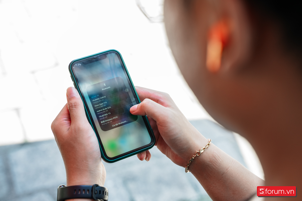 Trên tay TRUEFREE T3: Chiếc tai nghe không dây trong suốt với màu cam lạ mắt và độc đáo, giá chỉ ...