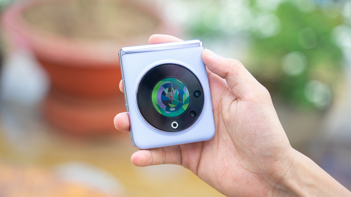 Trên tay Tecno Phantom V Flip: Điện thoại gập phiên bản giá rẻ có gì?