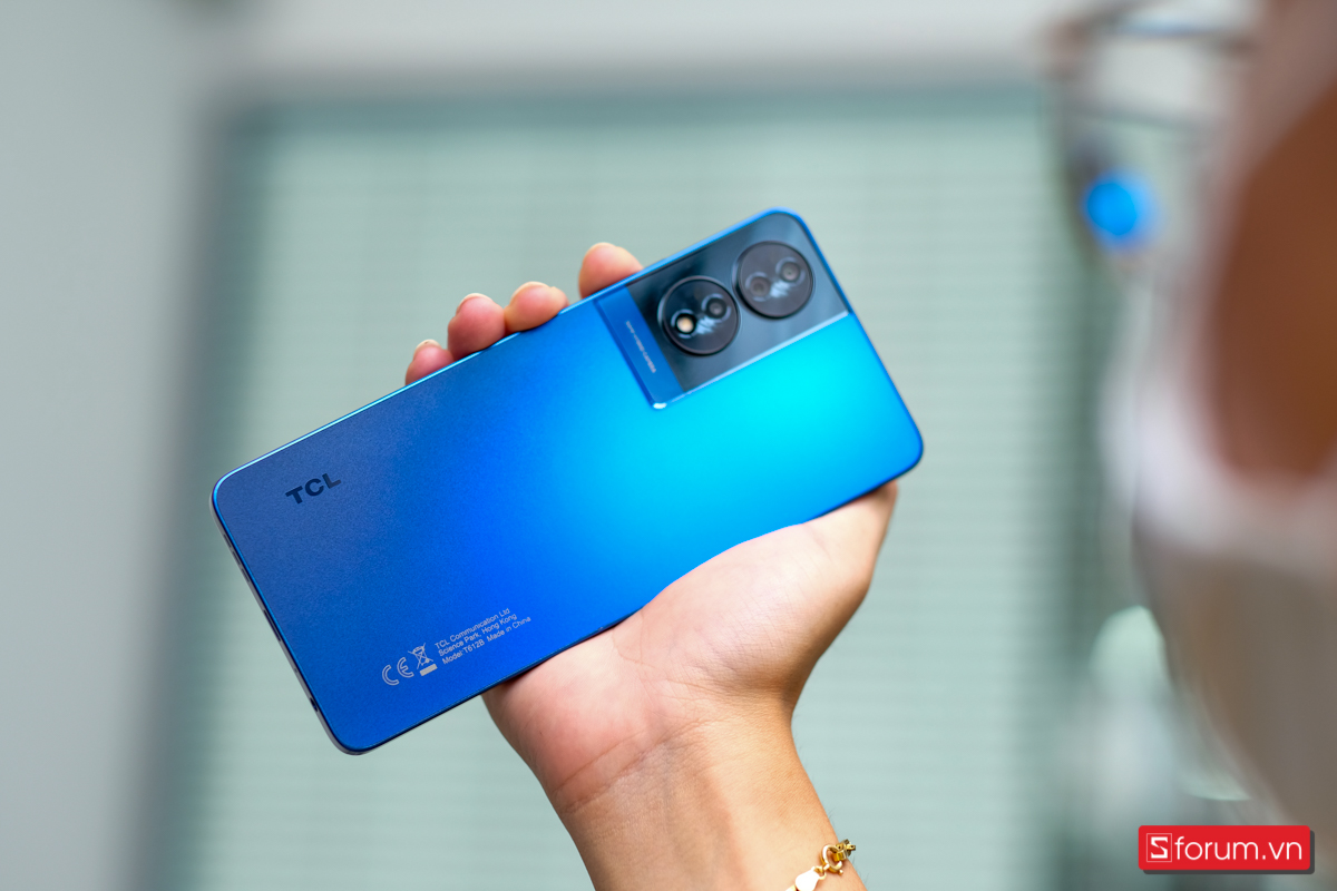 Trên tay TCL 40 NXTPAPER: Smartphone với công nghệ màn hình độc đáo giống sách giấy, giá 4.49 triệu