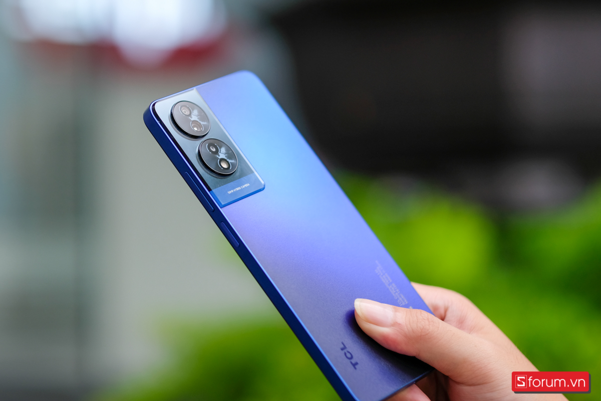 Trên tay TCL 40 NXTPAPER: Smartphone với công nghệ màn hình độc đáo giống sách giấy, giá 4.49 triệu