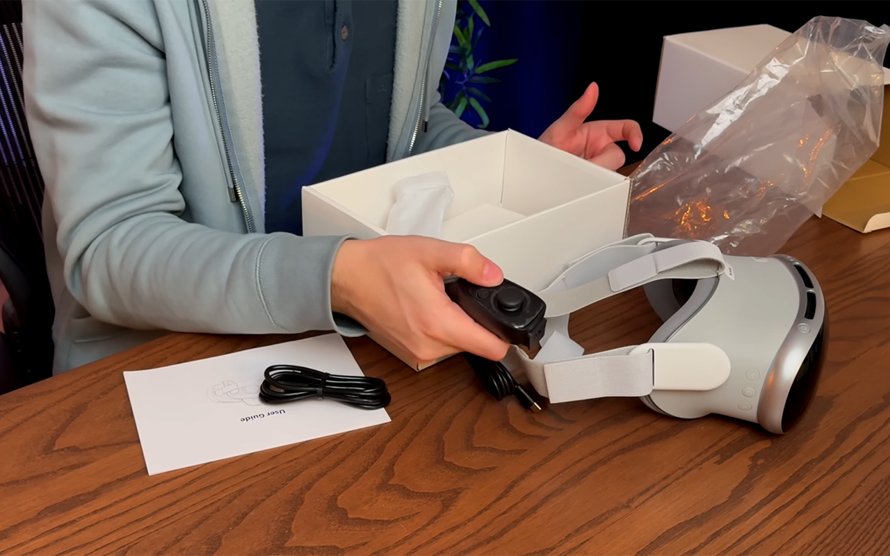 Cận cảnh Apple Vision Pro "pha-kè" 500 đô: Thiết kế giống đến 90%, đầy ...