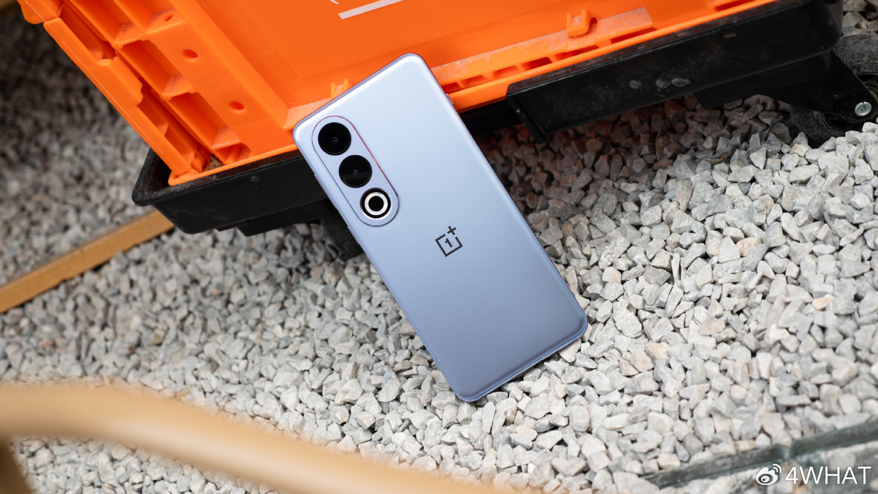 Cận cảnh OnePlus Ace 3V: Thiết bị đầu tiên chạy Snapdragon 7+ Gen 3, sạc nhanh 100W, thiết kế ...